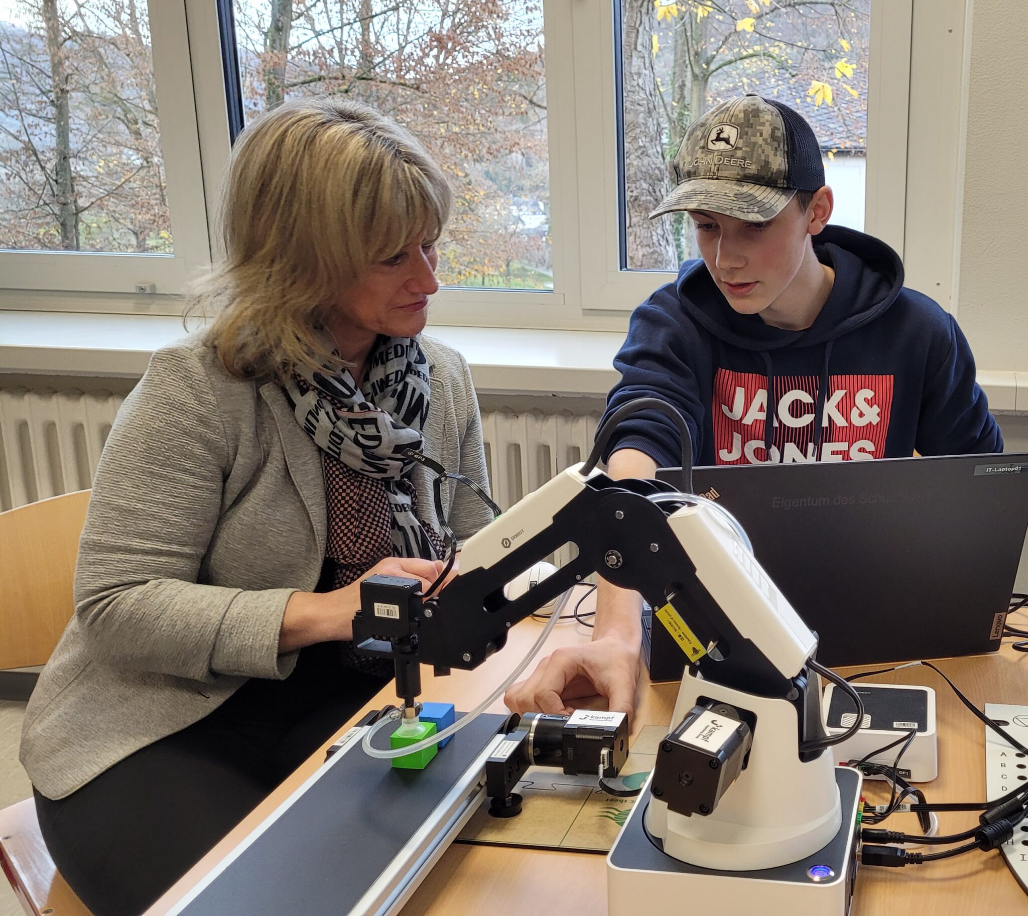 Mit Robotern im neuen Computerlabor arbeiten - Realschule plus Cochem